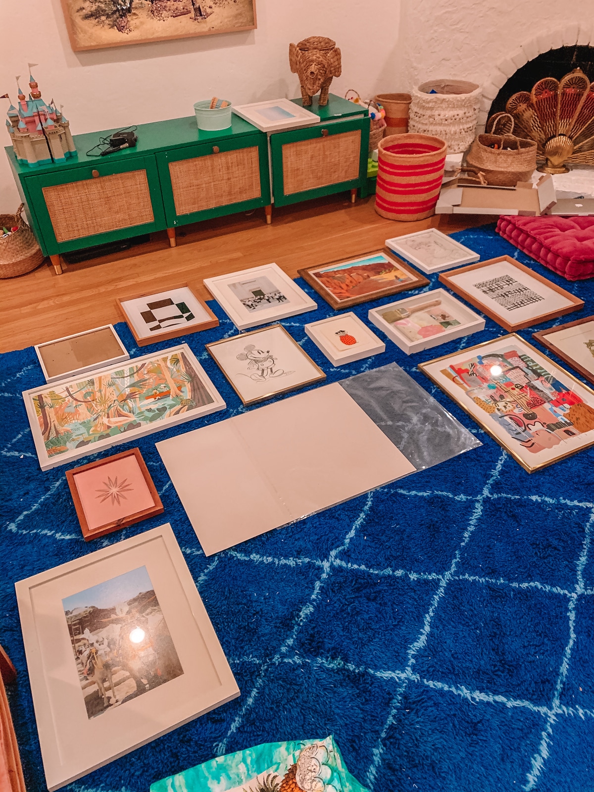 how-to-make-a-gallery-wall-selecting-arranging-layout-ideas